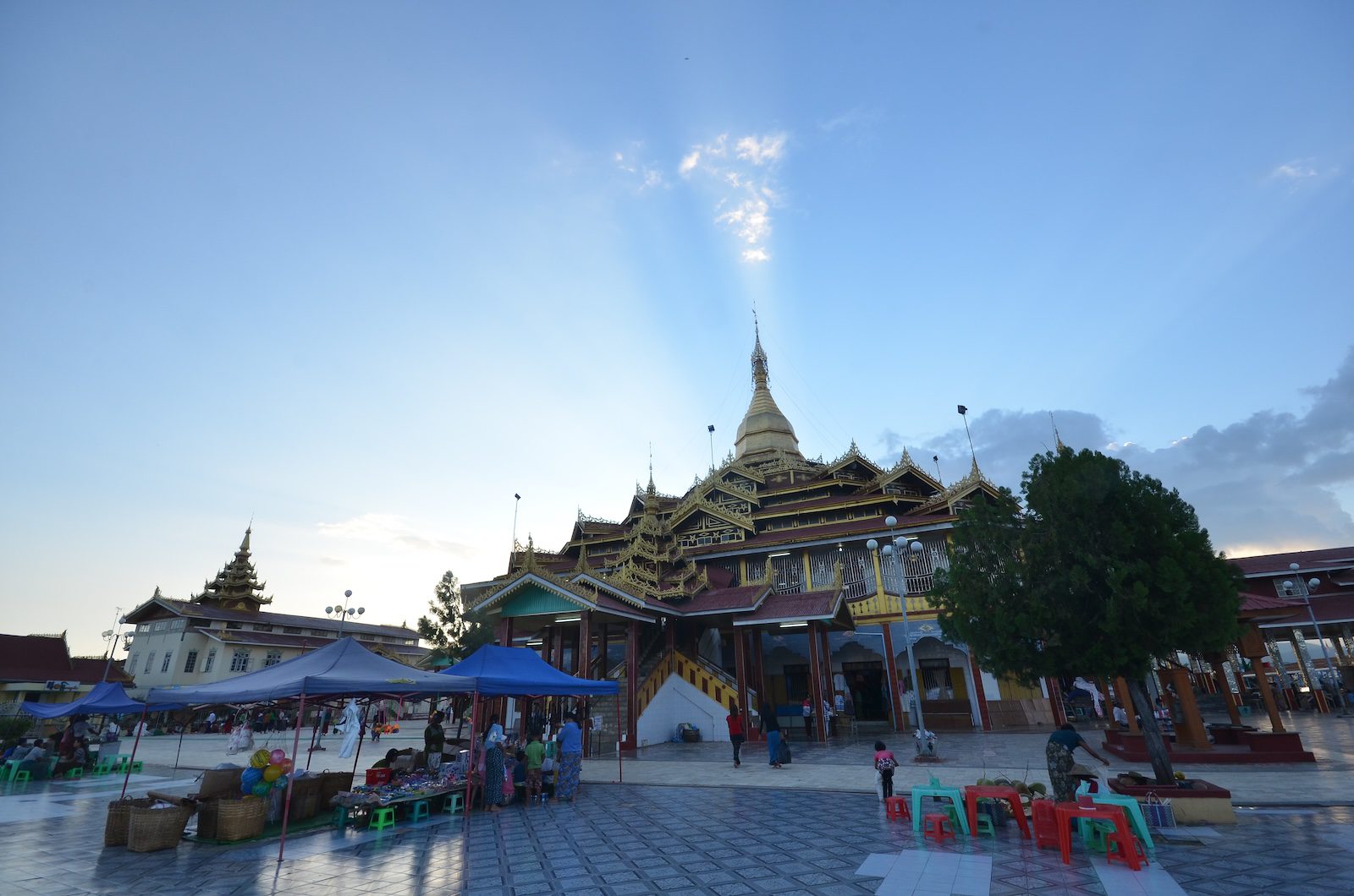 Phaung Daw Oo Festival | Sampan Travel
